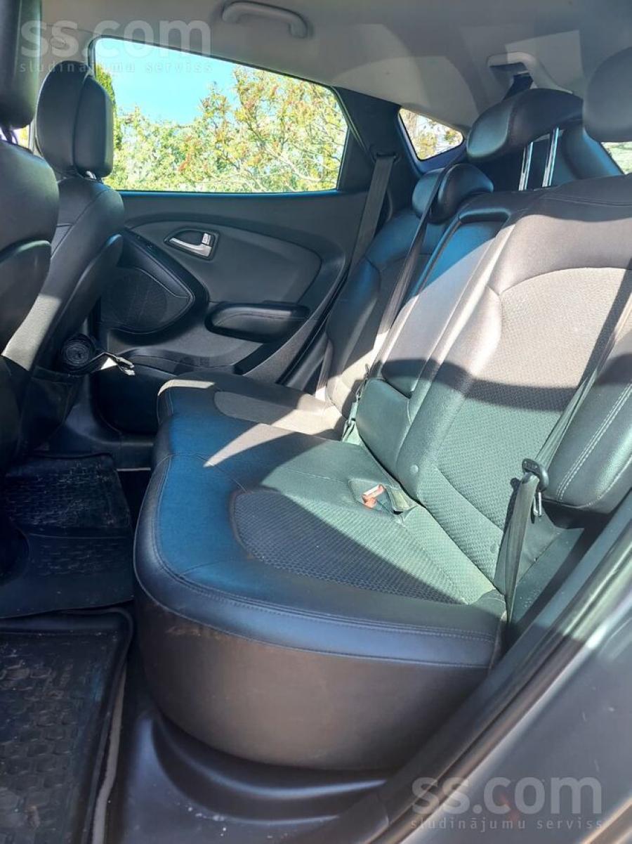 Grey Hyundai ix35 2013 in Saldus, with an engine capacity of 2.00 L and mileage of 254 thousand km for 6899 €, photo 12 on AUTOMOTO.COM.LV