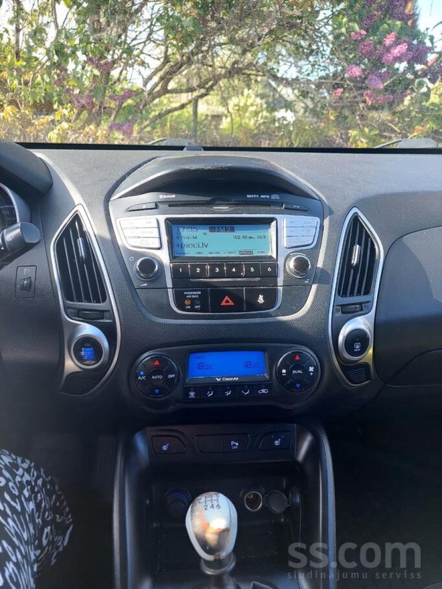 Grey Hyundai ix35 2013 in Saldus, with an engine capacity of 2.00 L and mileage of 254 thousand km for 6899 €, photo 16 on AUTOMOTO.COM.LV