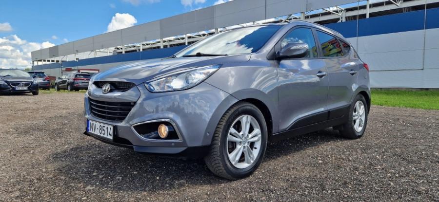 Grey Hyundai ix35 2013 in Riga, with an engine capacity of 2.00 L and mileage of 228 thousand km for 8450 €, photo 1 on AUTOMOTO.COM.LV