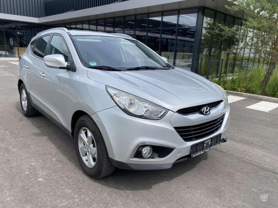 Grey Hyundai ix35 2013 in Kaunas, with an engine capacity of 2.00 L and mileage of 200 thousand km for 5250 €, photo 4 on AUTOMOTO.COM.LV