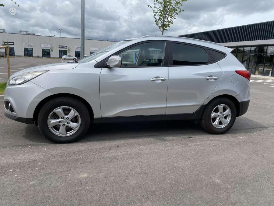Grey Hyundai ix35 2013 in Kaunas, with an engine capacity of 2.00 L and mileage of 200 thousand km for 5250 €, photo 5 on AUTOMOTO.COM.LV