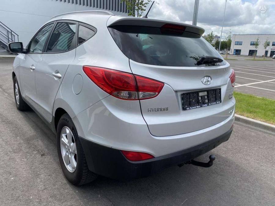 Grey Hyundai ix35 2013 in Kaunas, with an engine capacity of 2.00 L and mileage of 200 thousand km for 5250 €, photo 9 on AUTOMOTO.COM.LV