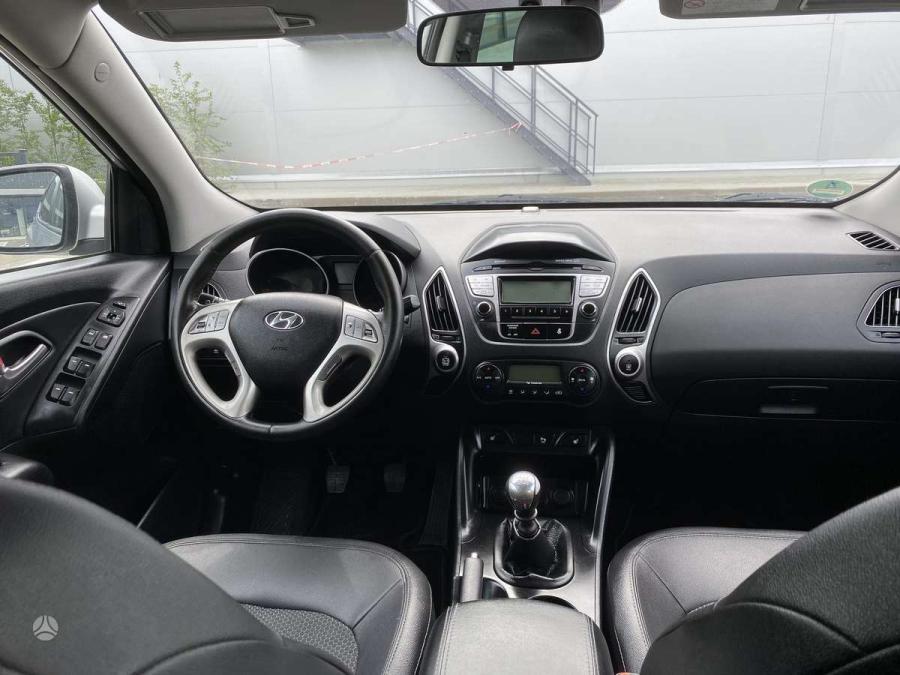 Grey Hyundai ix35 2013 in Kaunas, with an engine capacity of 2.00 L and mileage of 200 thousand km for 5250 €, photo 10 on AUTOMOTO.COM.LV