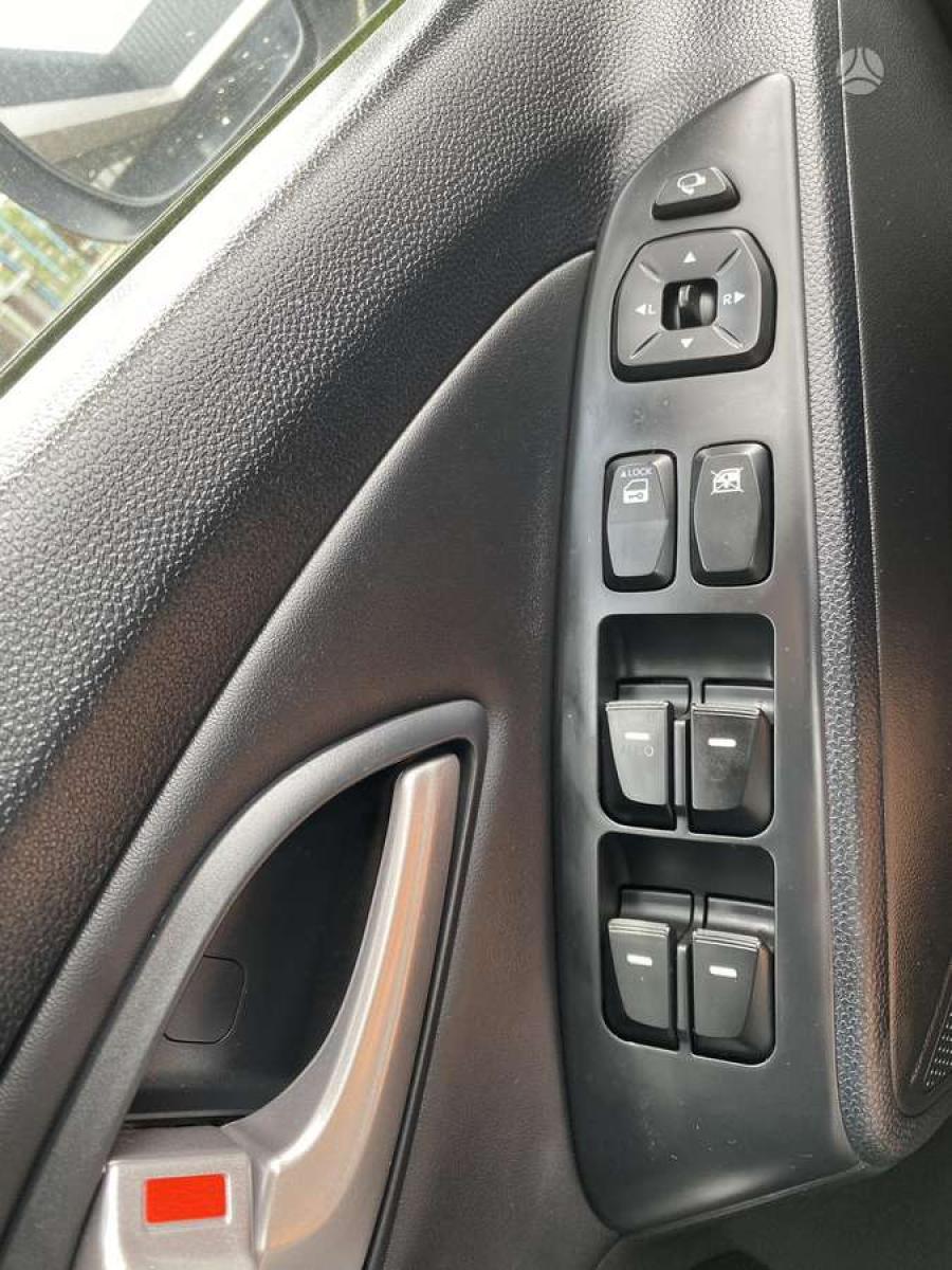 Grey Hyundai ix35 2013 in Kaunas, with an engine capacity of 2.00 L and mileage of 200 thousand km for 5250 €, photo 15 on AUTOMOTO.COM.LV