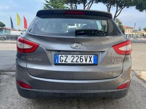 Grey Hyundai ix35 2013 in Panevezys, with an engine capacity of 1.69 L and mileage of 194 thousand km for 5300 €, photo 6 on AUTOMOTO.COM.LV