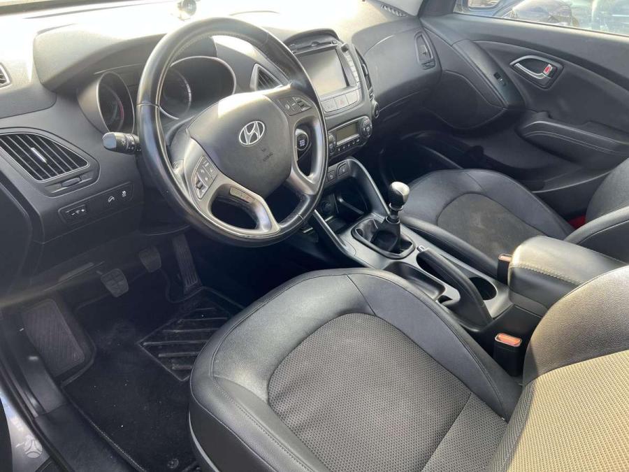 Grey Hyundai ix35 2013 in Panevezys, with an engine capacity of 1.69 L and mileage of 194 thousand km for 5300 €, photo 9 on AUTOMOTO.COM.LV