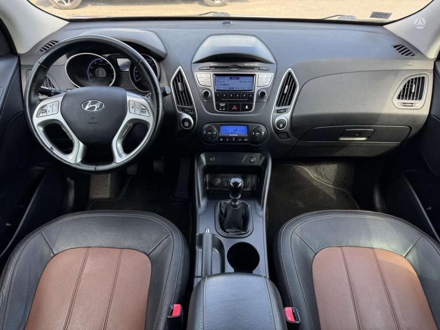 Grey Hyundai ix35 2013 in Vilnius, with an engine capacity of 1.60 L and mileage of 228 thousand km for 5390 €, photo 3 on AUTOMOTO.COM.LV