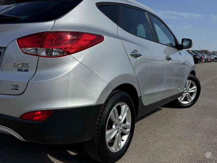 Grey Hyundai ix35 2013 in Vilnius, with an engine capacity of 1.60 L and mileage of 228 thousand km for 5390 €, photo 12 on AUTOMOTO.COM.LV