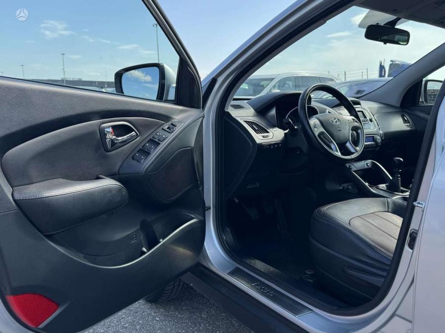 Grey Hyundai ix35 2013 in Vilnius, with an engine capacity of 1.60 L and mileage of 228 thousand km for 5390 €, photo 15 on AUTOMOTO.COM.LV