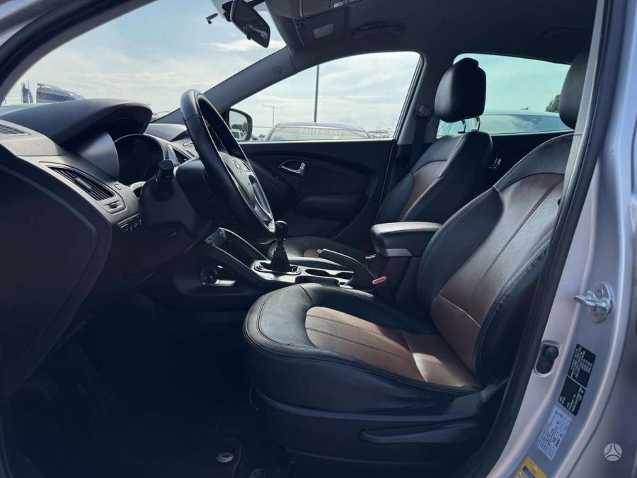 Grey Hyundai ix35 2013 in Vilnius, with an engine capacity of 1.60 L and mileage of 228 thousand km for 5390 €, photo 16 on AUTOMOTO.COM.LV