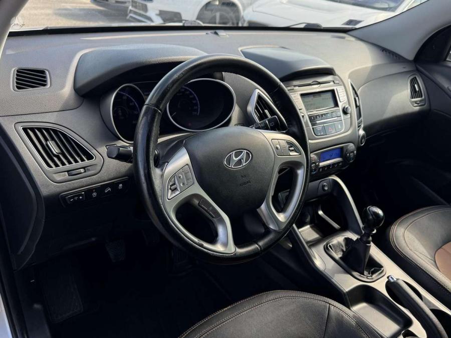 Grey Hyundai ix35 2013 in Vilnius, with an engine capacity of 1.60 L and mileage of 228 thousand km for 5390 €, photo 18 on AUTOMOTO.COM.LV