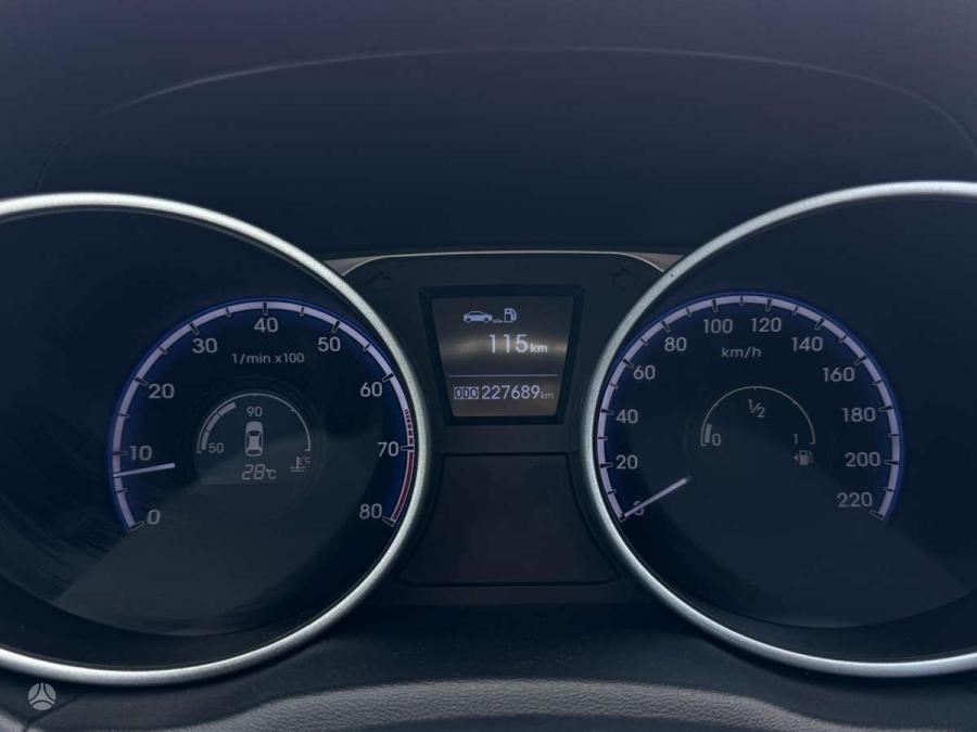 Grey Hyundai ix35 2013 in Vilnius, with an engine capacity of 1.60 L and mileage of 228 thousand km for 5390 €, photo 33 on AUTOMOTO.COM.LV