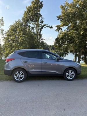 Grey Hyundai ix35 2013 in Marijampole, with an engine capacity of 1.69 L and mileage of 280 thousand km for 5900 €, photo 3 on AUTOMOTO.COM.LV