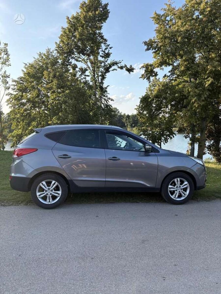 Grey Hyundai ix35 2013 in Marijampole, with an engine capacity of 1.69 L and mileage of 280 thousand km for 5900 €, photo 3 on AUTOMOTO.COM.LV