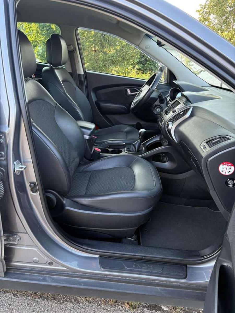 Grey Hyundai ix35 2013 in Marijampole, with an engine capacity of 1.69 L and mileage of 280 thousand km for 5900 €, photo 8 on AUTOMOTO.COM.LV