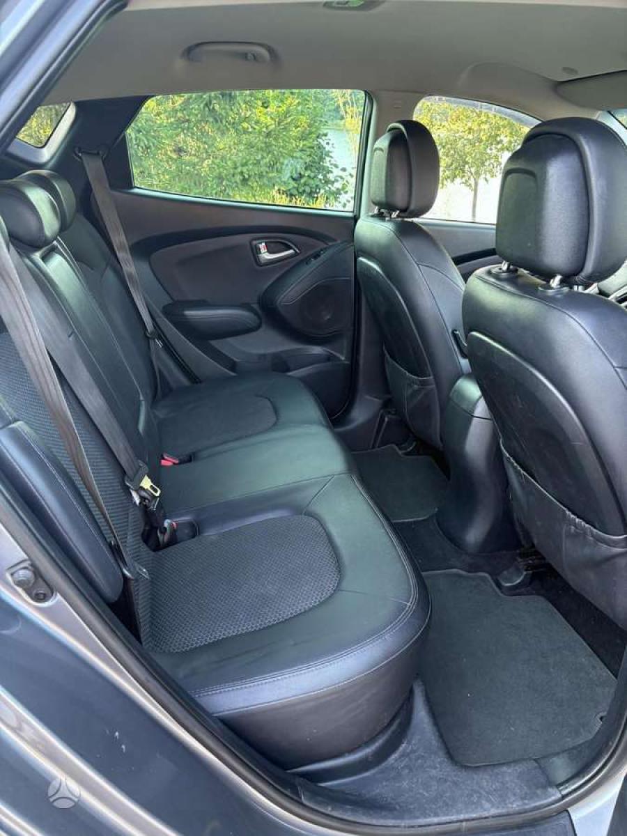 Grey Hyundai ix35 2013 in Marijampole, with an engine capacity of 1.69 L and mileage of 280 thousand km for 5900 €, photo 9 on AUTOMOTO.COM.LV