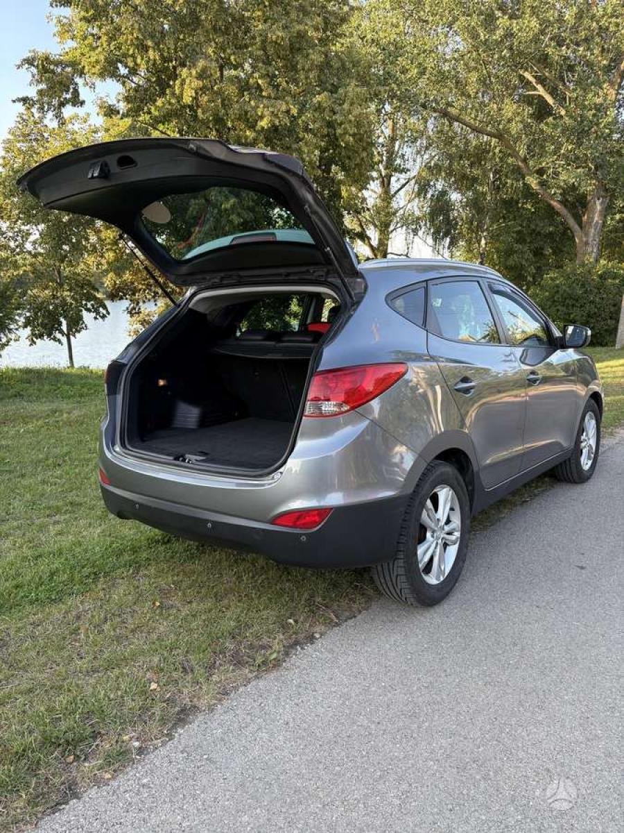 Grey Hyundai ix35 2013 in Marijampole, with an engine capacity of 1.69 L and mileage of 280 thousand km for 5900 €, photo 10 on AUTOMOTO.COM.LV