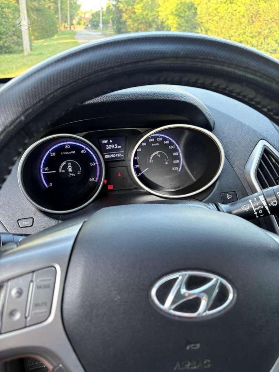 Grey Hyundai ix35 2013 in Marijampole, with an engine capacity of 1.69 L and mileage of 280 thousand km for 5900 €, photo 14 on AUTOMOTO.COM.LV