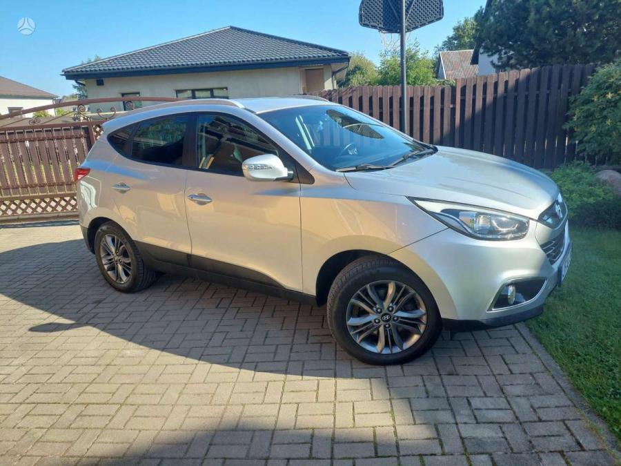 Grey Hyundai ix35 2014 in Siauliai, with an engine capacity of 1.59 L and mileage of 141 thousand km for 7700 €, photo 2 on AUTOMOTO.COM.LV