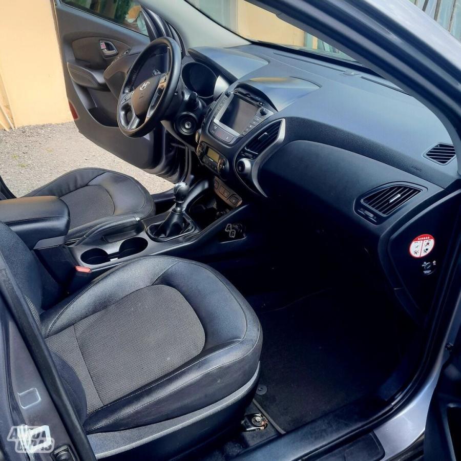 Grey Hyundai ix35 2014 in Marijampole, with an engine capacity of 1.70 L and mileage of 320 thousand km for 4850 €, photo 15 on AUTOMOTO.COM.LV