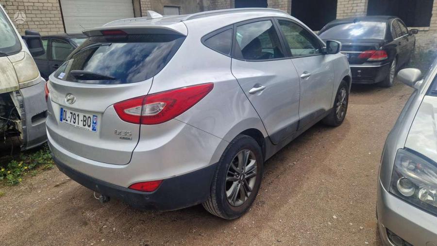 Grey Hyundai ix35 2014 in Taurage, with an engine capacity of 1.69 L and mileage of 230 thousand km for 5950 €, photo 4 on AUTOMOTO.COM.LV
