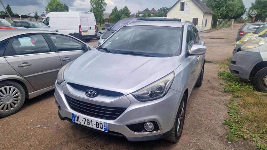 Grey Hyundai ix35 2014 in Taurage, with an engine capacity of 1.69 L and mileage of 230 thousand km for 5950 €, photo 5 on AUTOMOTO.COM.LV