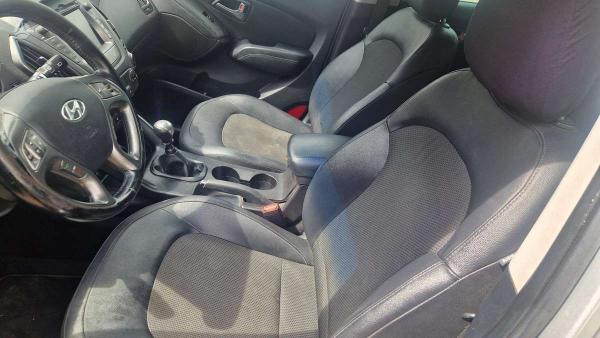 Grey Hyundai ix35 2014 in Taurage, with an engine capacity of 1.69 L and mileage of 230 thousand km for 5950 €, photo 5 on AUTOMOTO.COM.LV