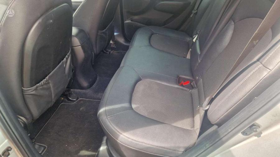Grey Hyundai ix35 2014 in Taurage, with an engine capacity of 1.69 L and mileage of 230 thousand km for 5950 €, photo 7 on AUTOMOTO.COM.LV