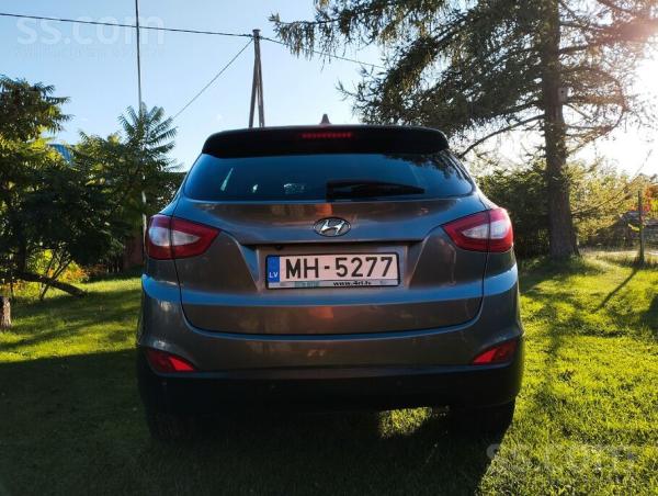 Grey Hyundai ix35 2014 in Riga, with an engine capacity of 1.70 L and mileage of 240 thousand km for 5500 €, photo 3 on AUTOMOTO.COM.LV