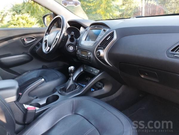 Grey Hyundai ix35 2014 in Riga, with an engine capacity of 1.70 L and mileage of 240 thousand km for 5500 €, photo 4 on AUTOMOTO.COM.LV