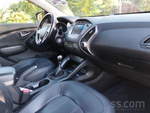 Grey Hyundai ix35 2014 in Riga, with an engine capacity of 1.70 L and mileage of 240 thousand km for 5500 €, photo 5 on AUTOMOTO.COM.LV