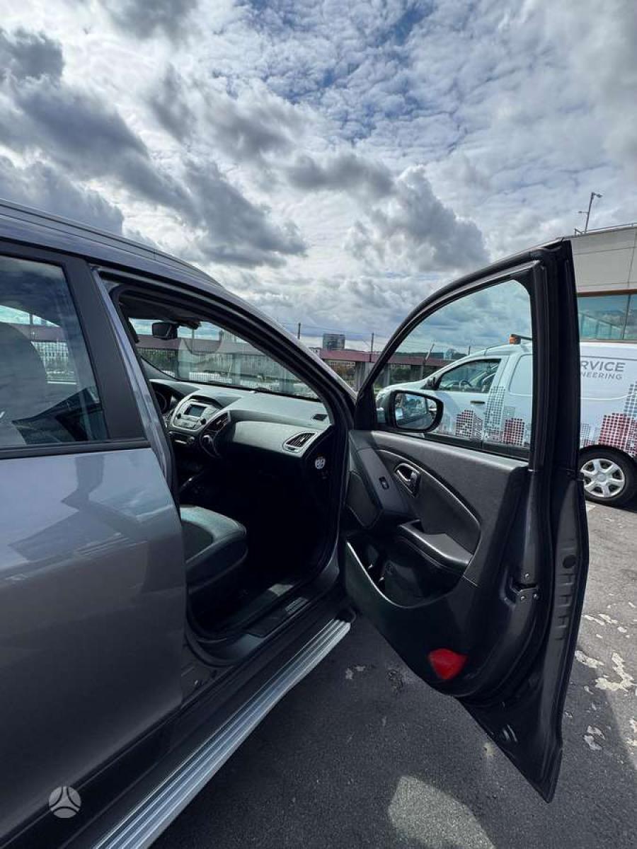 Grey Hyundai ix35 2014 in Vilnius, with an engine capacity of 2.00 L and mileage of 185 thousand km for 7000 €, photo 10 on AUTOMOTO.COM.LV