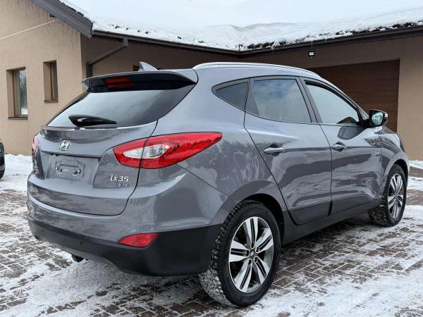Grey Hyundai ix35 2015 in Utena, with an engine capacity of 1.69 L and mileage of 260 thousand km for 7990 €, photo 4 on AUTOMOTO.COM.LV
