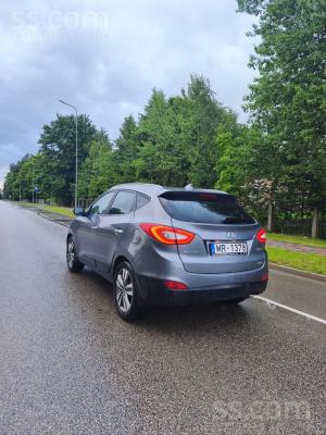 Grey Hyundai ix35 2015 in Riga, with an engine capacity of 2.00 L and mileage of 220 thousand km for 10100 €, photo 4 on AUTOMOTO.COM.LV