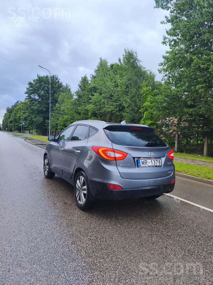 Grey Hyundai ix35 2015 in Riga, with an engine capacity of 2.00 L and mileage of 220 thousand km for 10100 €, photo 4 on AUTOMOTO.COM.LV