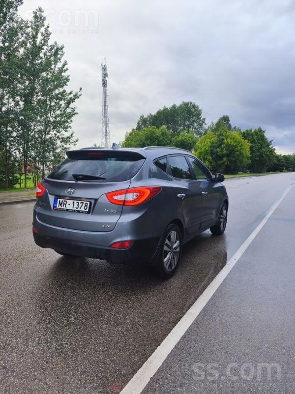 Grey Hyundai ix35 2015 in Riga, with an engine capacity of 2.00 L and mileage of 220 thousand km for 10100 €, photo 4 on AUTOMOTO.COM.LV