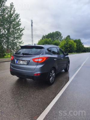 Grey Hyundai ix35 2015 in Riga, with an engine capacity of 2.00 L and mileage of 220 thousand km for 10100 €, photo 5 on AUTOMOTO.COM.LV