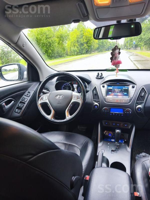 Grey Hyundai ix35 2015 in Riga, with an engine capacity of 2.00 L and mileage of 220 thousand km for 10100 €, photo 9 on AUTOMOTO.COM.LV