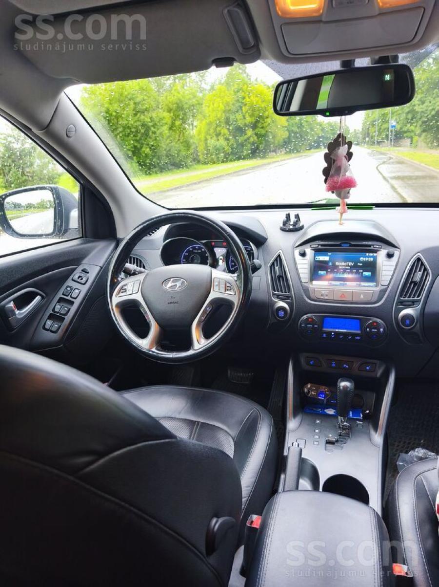 Grey Hyundai ix35 2015 in Riga, with an engine capacity of 2.00 L and mileage of 220 thousand km for 10100 €, photo 10 on AUTOMOTO.COM.LV