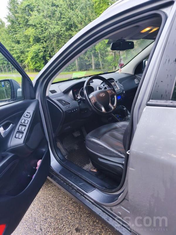Grey Hyundai ix35 2015 in Riga, with an engine capacity of 2.00 L and mileage of 220 thousand km for 10100 €, photo 10 on AUTOMOTO.COM.LV