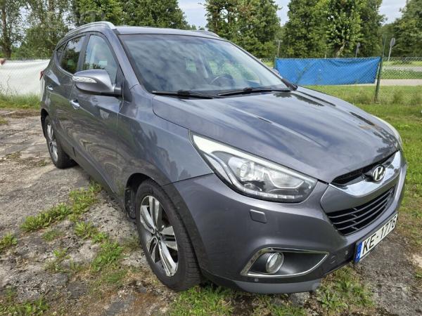 Grey Hyundai ix35 2015 in Ogre, with an engine capacity of 2.00 L and mileage of 350 thousand km for 6090 €, photo 3 on AUTOMOTO.COM.LV