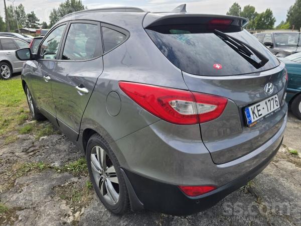 Grey Hyundai ix35 2015 in Ogre, with an engine capacity of 2.00 L and mileage of 350 thousand km for 6090 €, photo 4 on AUTOMOTO.COM.LV