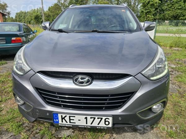 Grey Hyundai ix35 2015 in Ogre, with an engine capacity of 2.00 L and mileage of 350 thousand km for 6090 €, photo 5 on AUTOMOTO.COM.LV