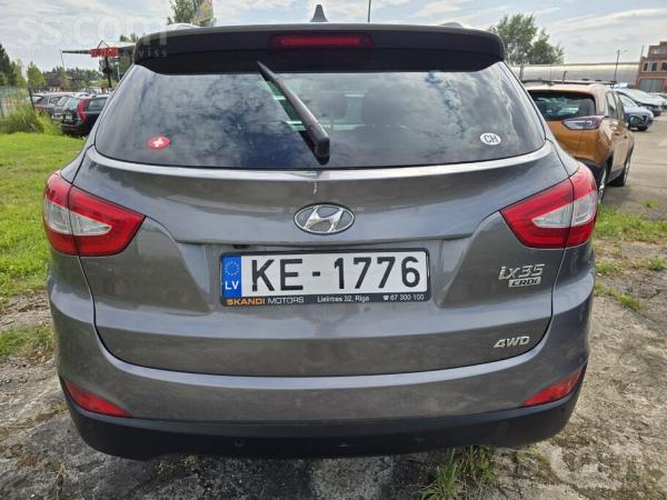 Grey Hyundai ix35 2015 in Ogre, with an engine capacity of 2.00 L and mileage of 350 thousand km for 6090 €, photo 6 on AUTOMOTO.COM.LV