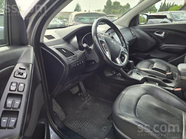 Grey Hyundai ix35 2015 in Ogre, with an engine capacity of 2.00 L and mileage of 350 thousand km for 6090 €, photo 7 on AUTOMOTO.COM.LV