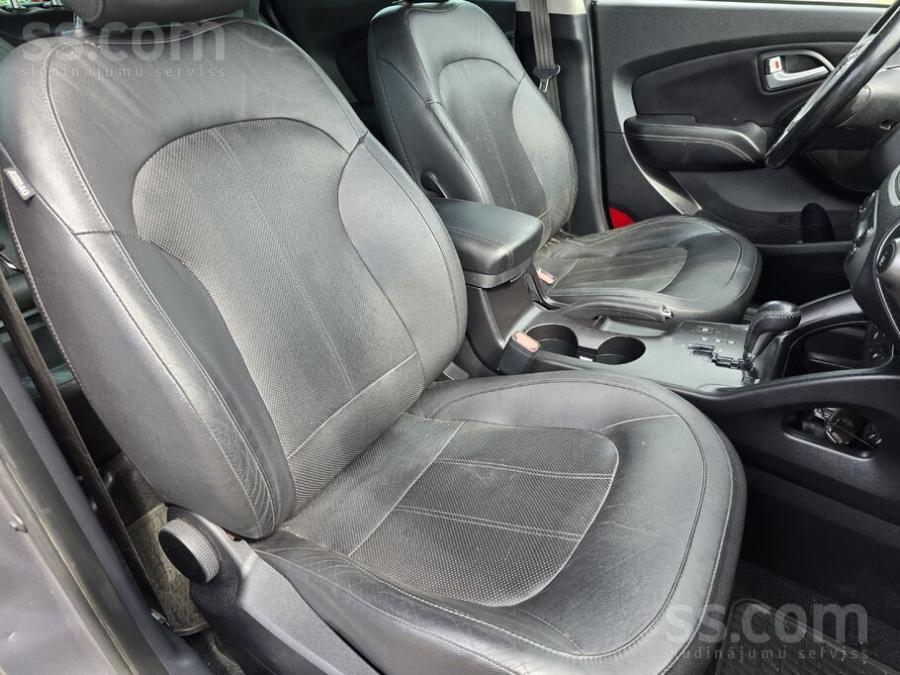 Grey Hyundai ix35 2015 in Ogre, with an engine capacity of 2.00 L and mileage of 350 thousand km for 5500 €, photo 16 on AUTOMOTO.COM.LV