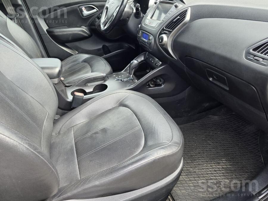 Grey Hyundai ix35 2015 in Ogre, with an engine capacity of 2.00 L and mileage of 350 thousand km for 5500 €, photo 17 on AUTOMOTO.COM.LV