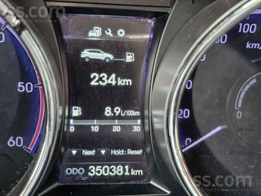 Grey Hyundai ix35 2015 in Ogre, with an engine capacity of 2.00 L and mileage of 350 thousand km for 5500 €, photo 28 on AUTOMOTO.COM.LV