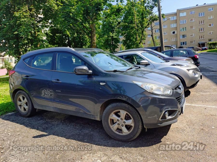 Grey Hyundai ix35 2011 in Narva, with an engine capacity of 2.00 L and mileage of 186 thousand km for 4600 €, photo 3 on AUTOMOTO.COM.LV