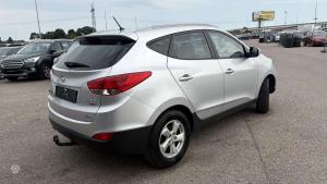 Grey Hyundai ix35 2013 in Marijampole, with an engine capacity of 2.00 L and mileage of 174 thousand km for 7500 €, photo 3 on AUTOMOTO.COM.LV